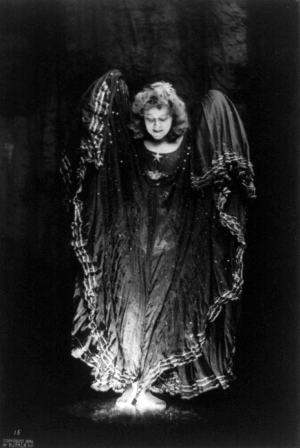 Loïe Fuller – Marie Curie e Thomas Edison: Danças do Rádio e dos Sais ...